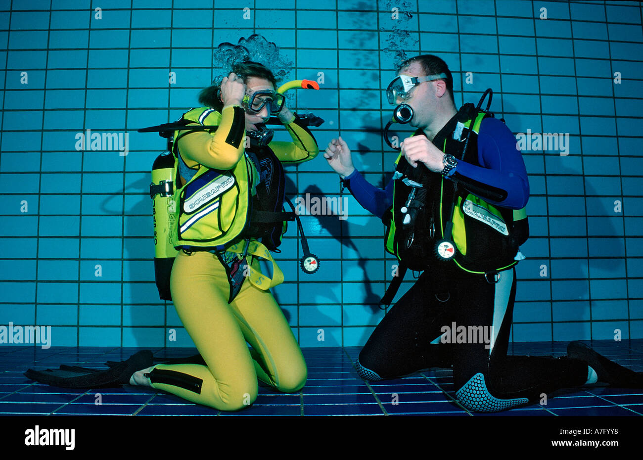 scuba diving lessons in a swimming pool blow out diving mask Germany ...