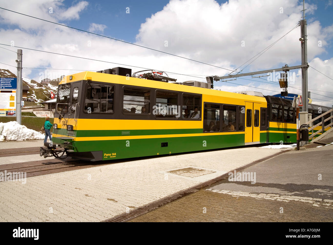 Cog wheel train between Lauterbrunnen and Grindelwald stops at Kleine ...