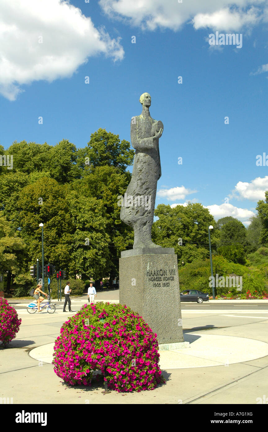 King Haakon VII statue, Oslo Stock Photo - Alamy