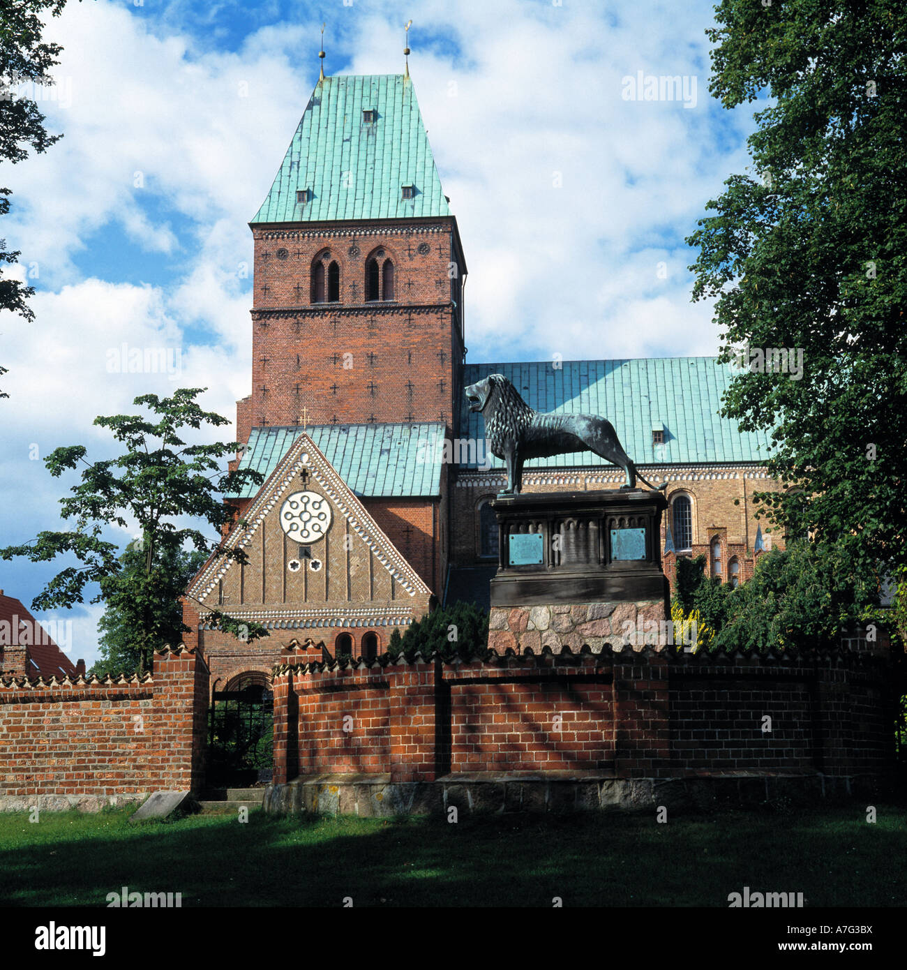 Ratzeburger Dom und Denkmal fuer Heinrich den Loewen, Ratzeburg ...