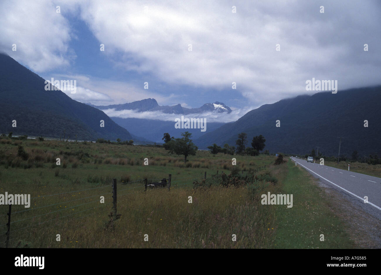 straight road through isolated rural new zealand Stock Photo - Alamy