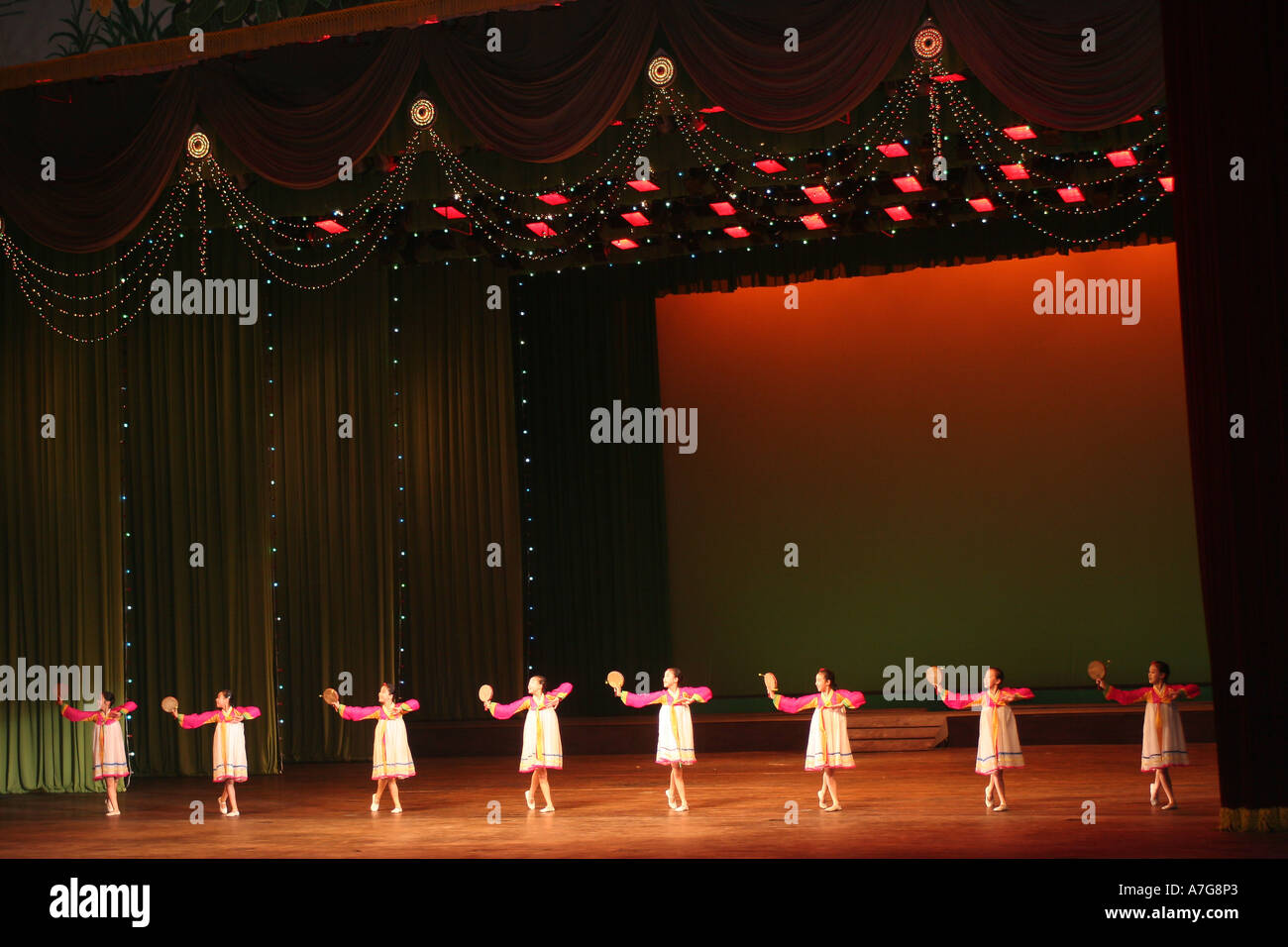 Korean girls on stage hi-res stock photography and images - Alamy