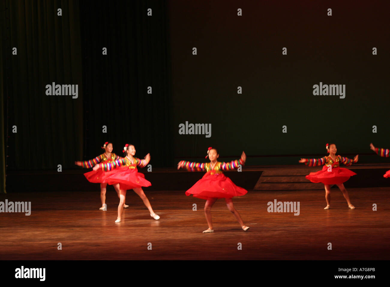 Korean girl stage dance hi-res stock photography and images - Alamy
