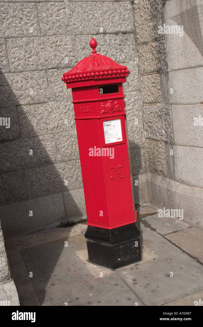 Red london post box hi-res stock photography and images - Alamy