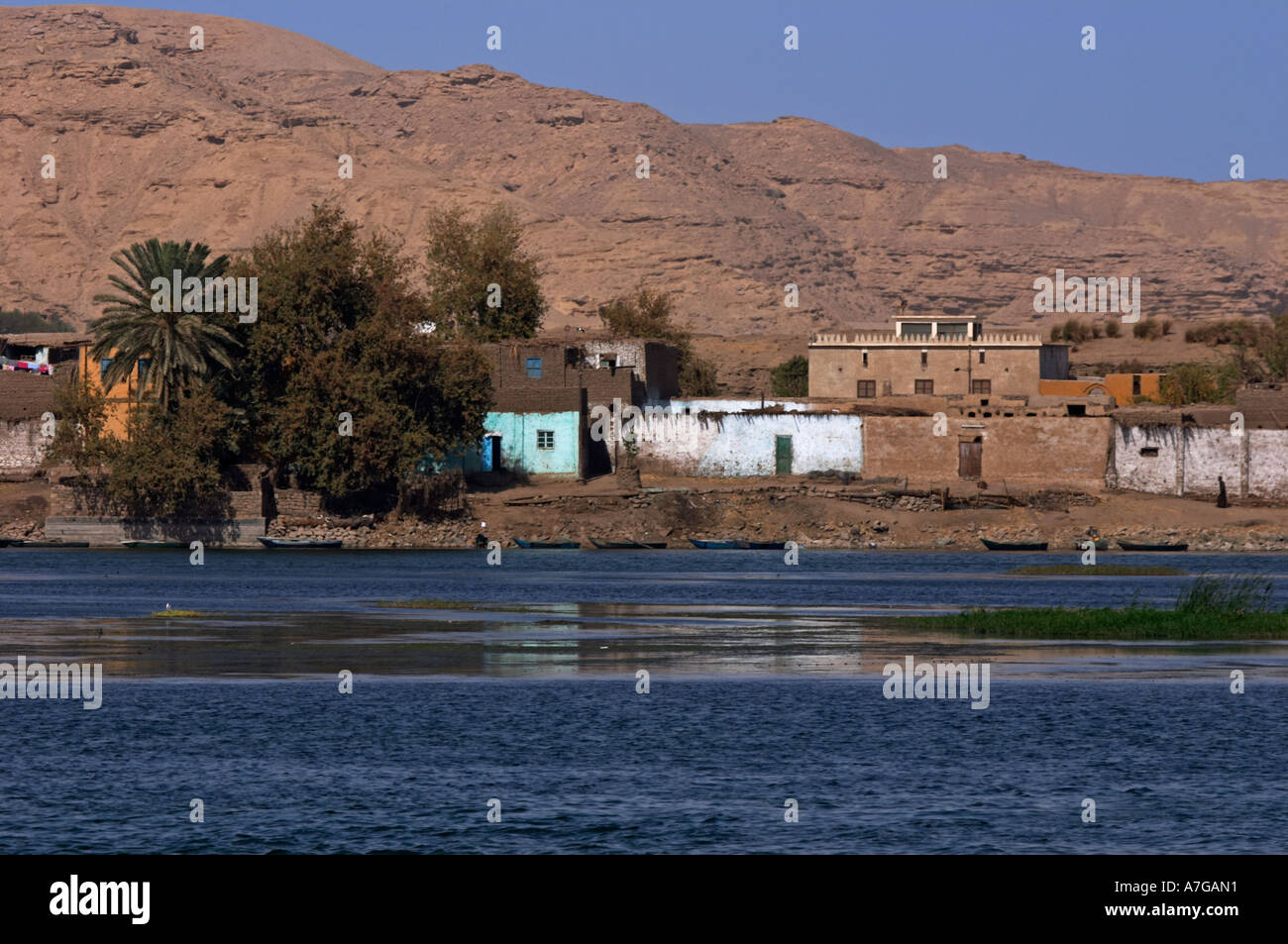 Egyptian homes on the River Nile with desert Stock Photo - Alamy