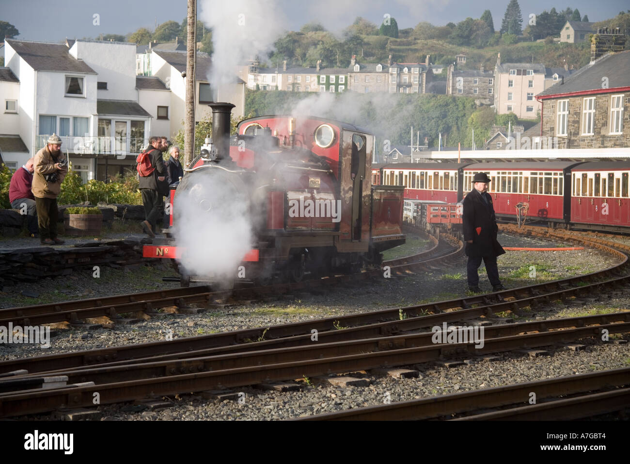 Slate train on the ffestiniog railway hi-res stock photography and ...
