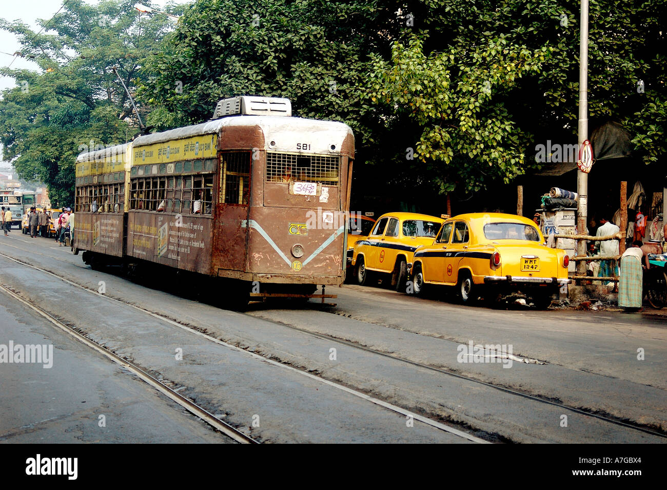 Kolkata calcutta transport system hi-res stock photography and images ...