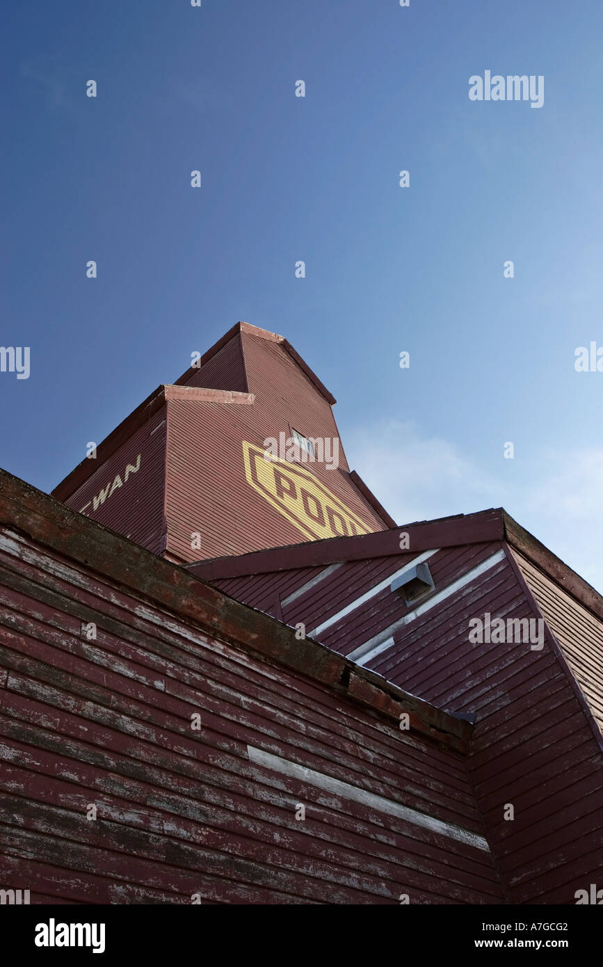 Saskatchewan pool grain elevator hi-res stock photography and images ...