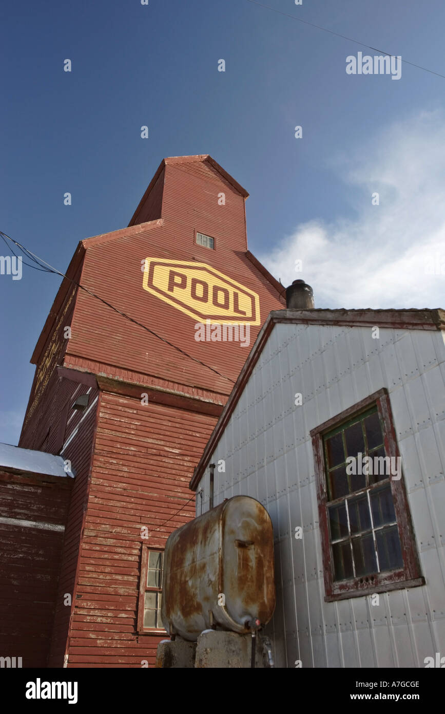 Saskatchewan pool grain elevator hi-res stock photography and images ...