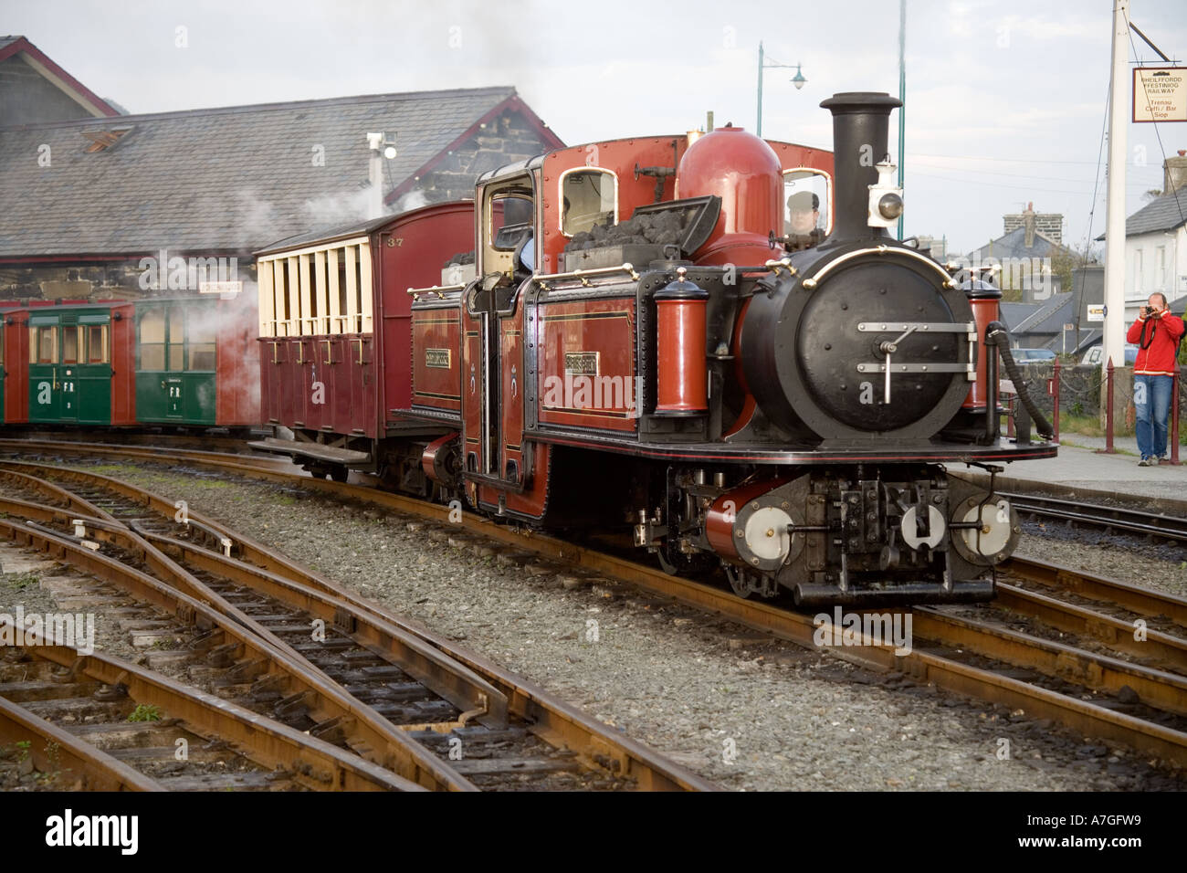 Slate train on the ffestiniog railway hi-res stock photography and ...