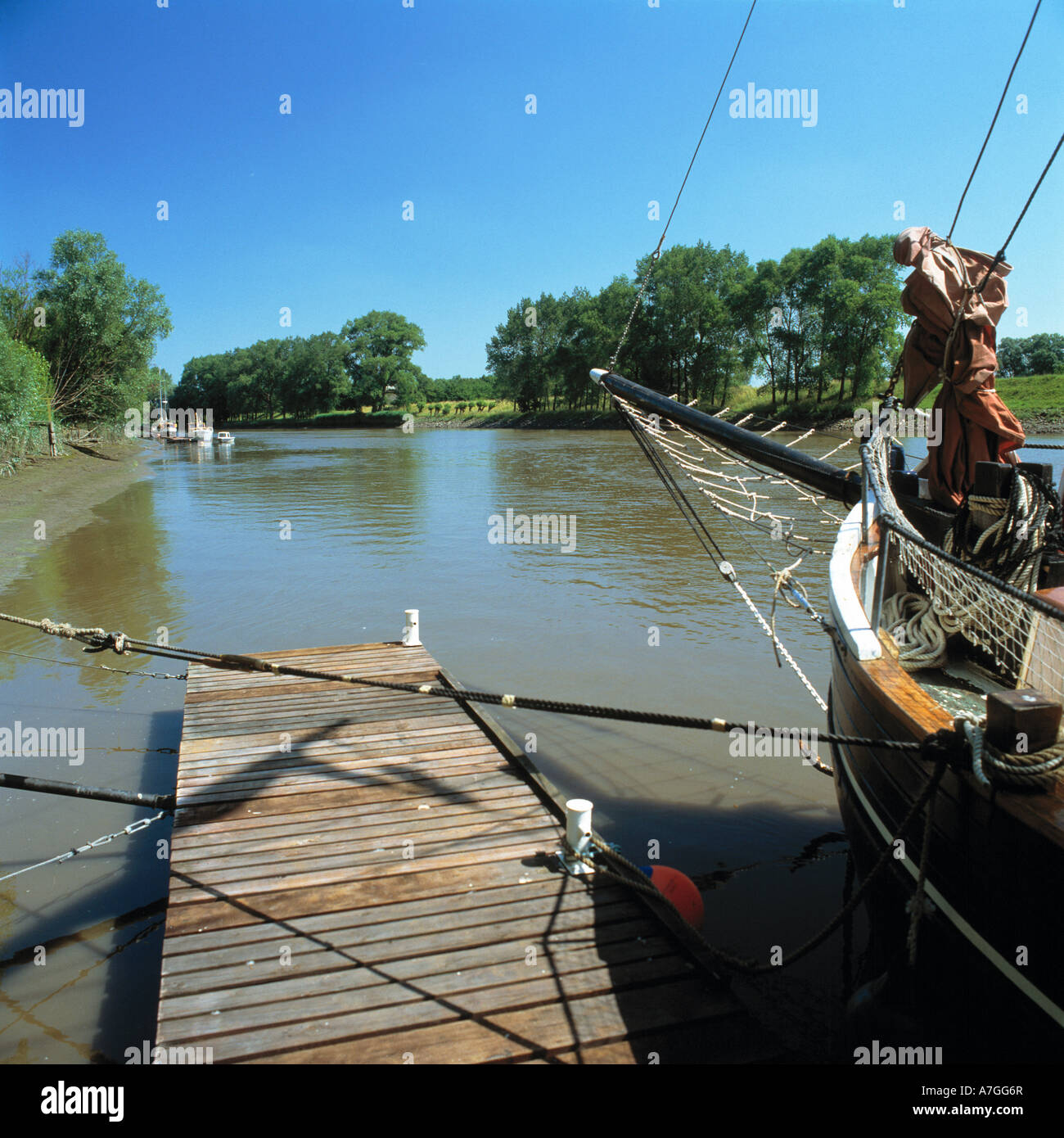 Segelschiff liegt an einem Anlegesteg am Ufer der Oste bei Oberndorf in ...