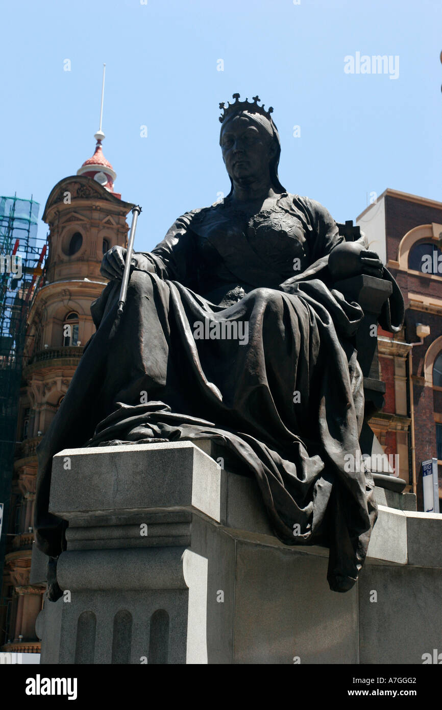 Queen Elizabeth statue. Outside the Queen Victoria building a ...