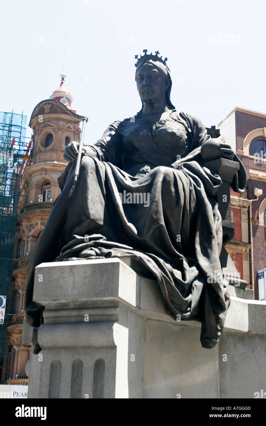 Queen Elizabeth statue. Outside the Queen Victoria building a ...
