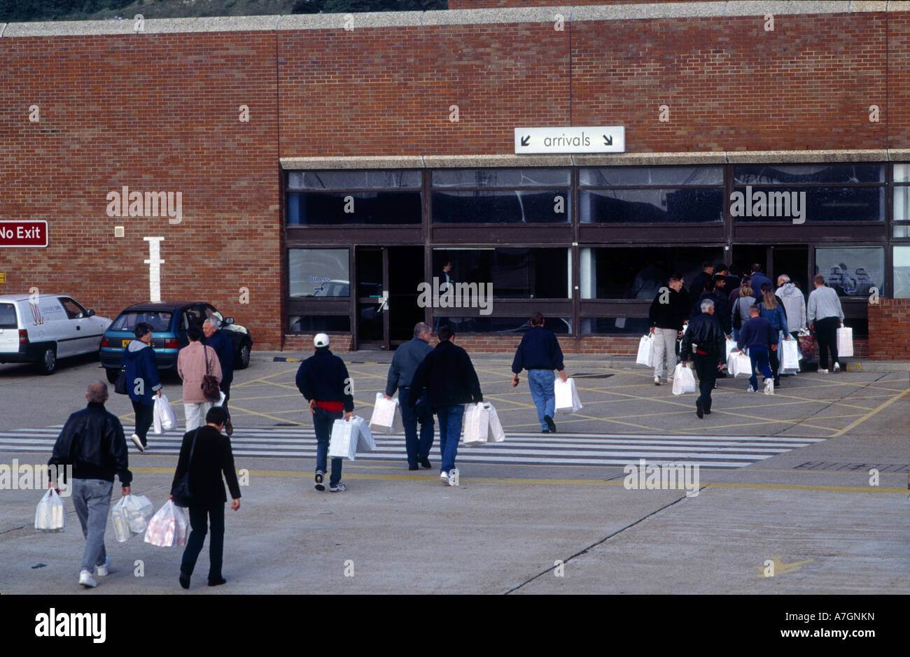 English travellers arrive at Folkestone with cheap products from France ...