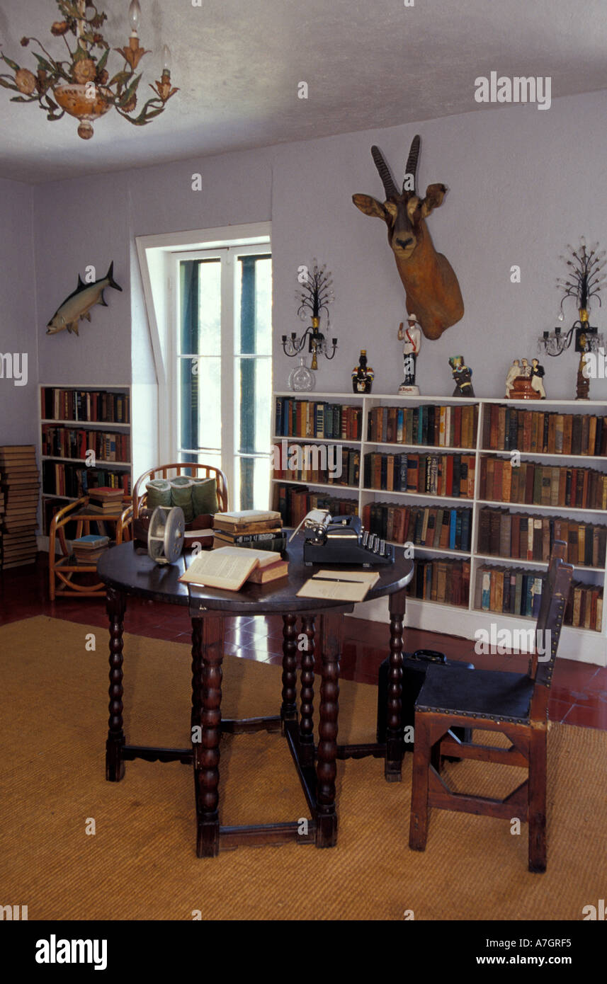 Hemingway ernest desk hi-res stock photography and images - Alamy