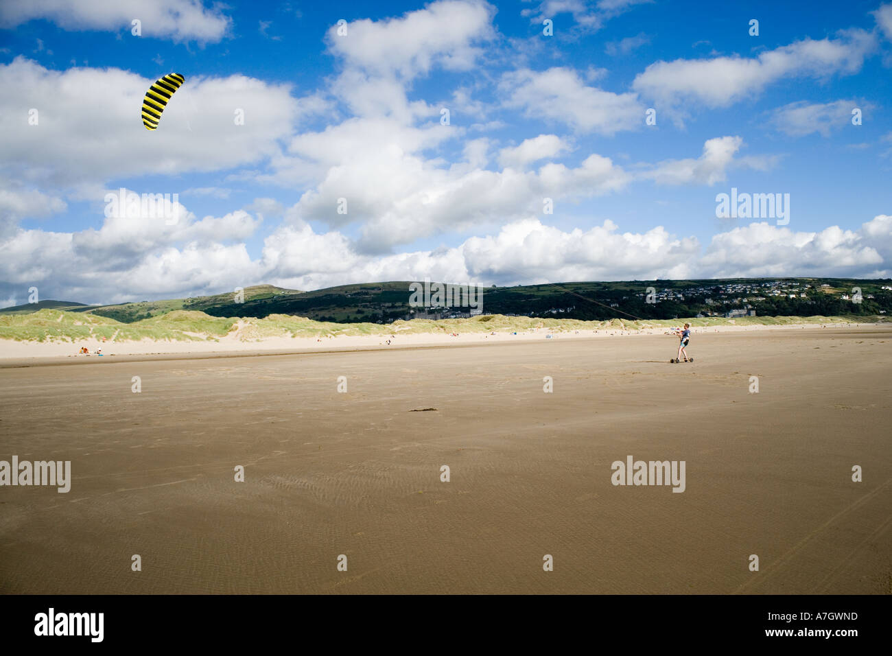 Kite flying harlech beach hi-res stock photography and images - Alamy