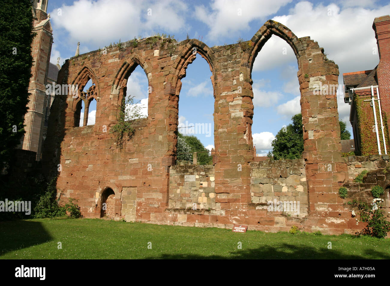 Ruined arches at Worcester cathedral Stock Photo - Alamy