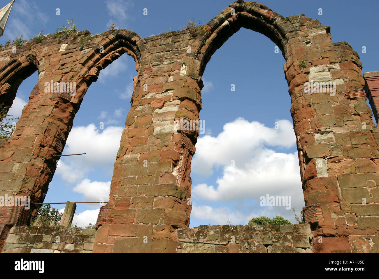 Ruined arches at Worcester cathedral Stock Photo - Alamy