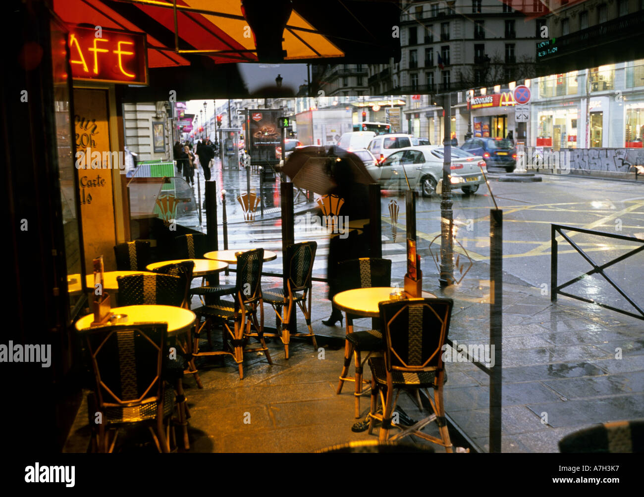 Paris, Cafe Cafeteria in rain dawn umbrella Stock Photo - Alamy