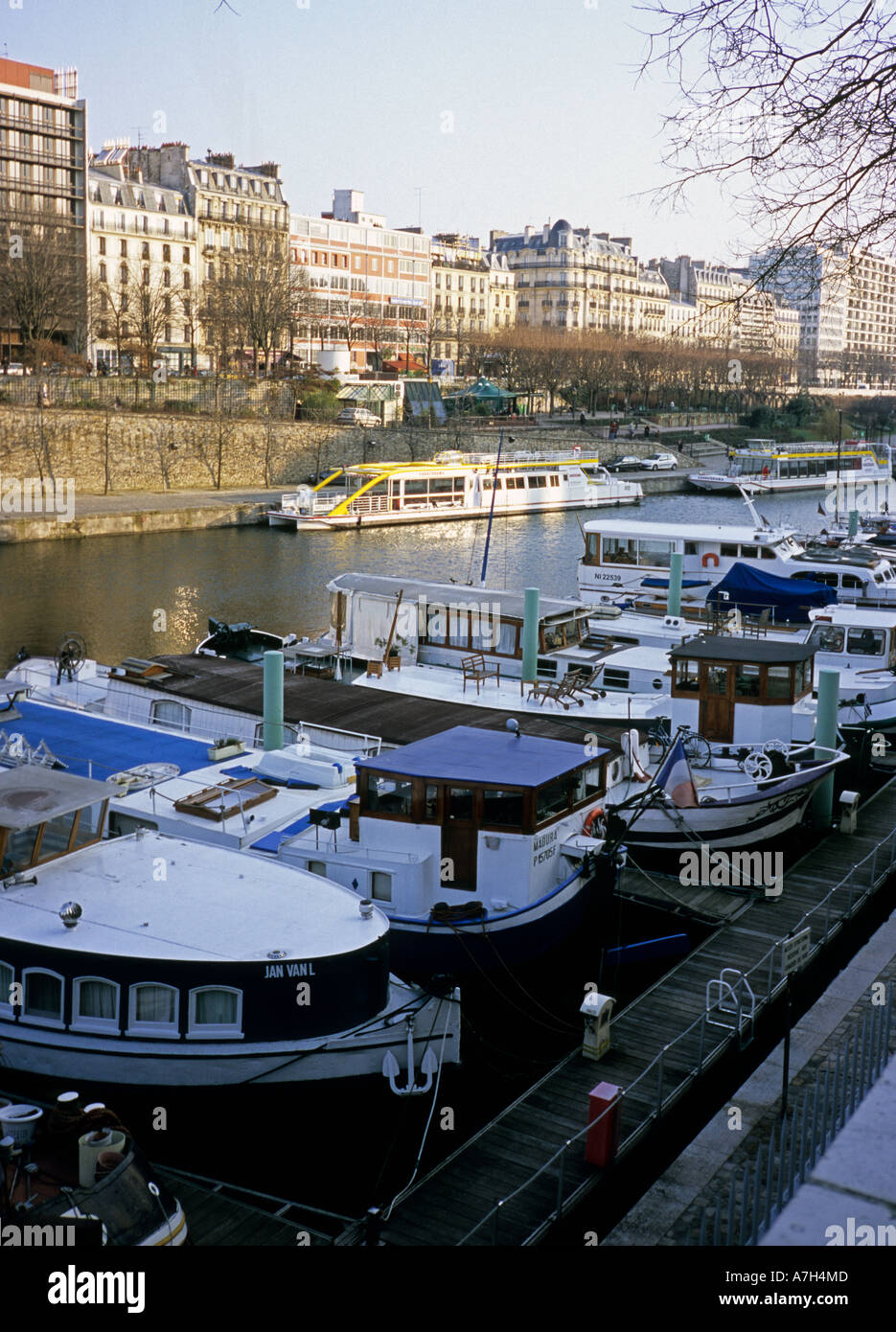 Paris port hi-res stock photography and images - Alamy