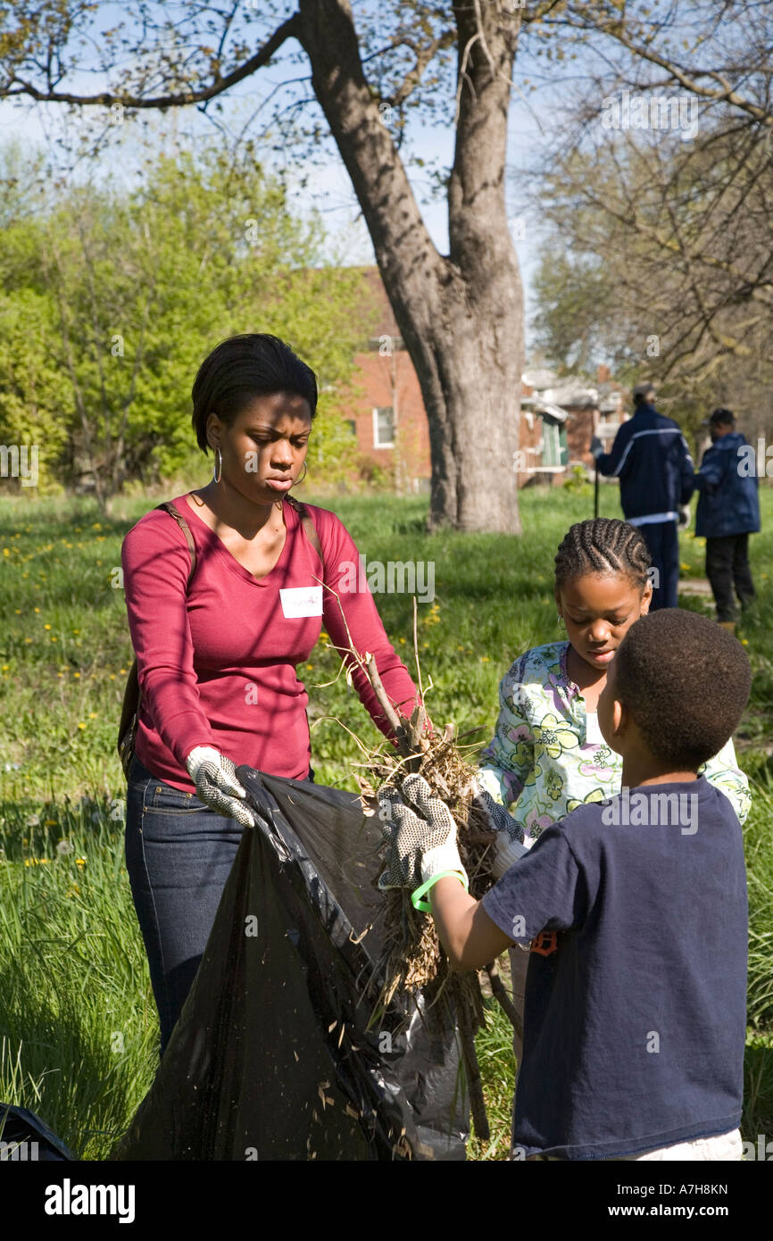 Volunteers Clean Up Their Neighborhood Stock Photo - Alamy