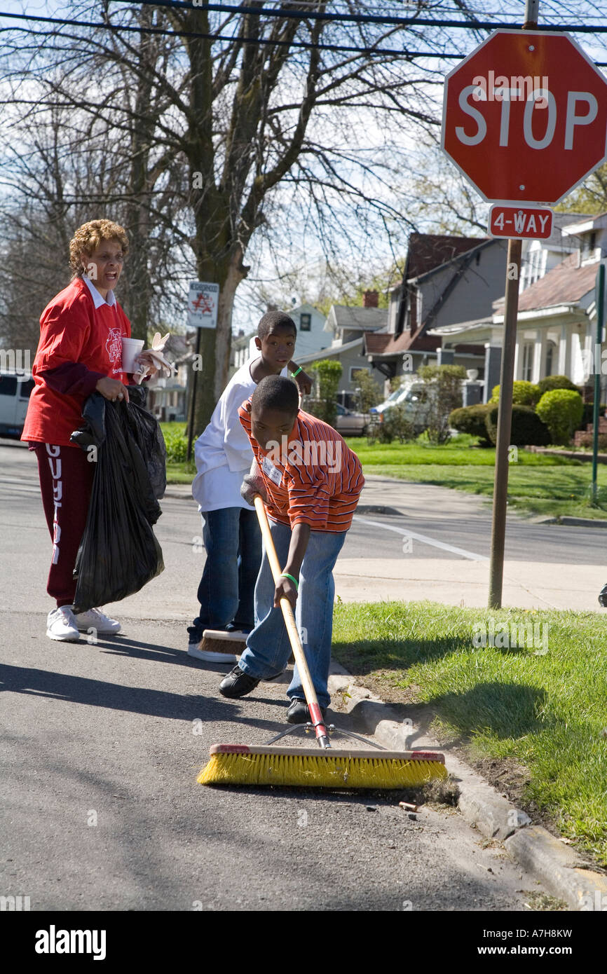 Volunteers Clean Up Their Neighborhood Stock Photo - Alamy