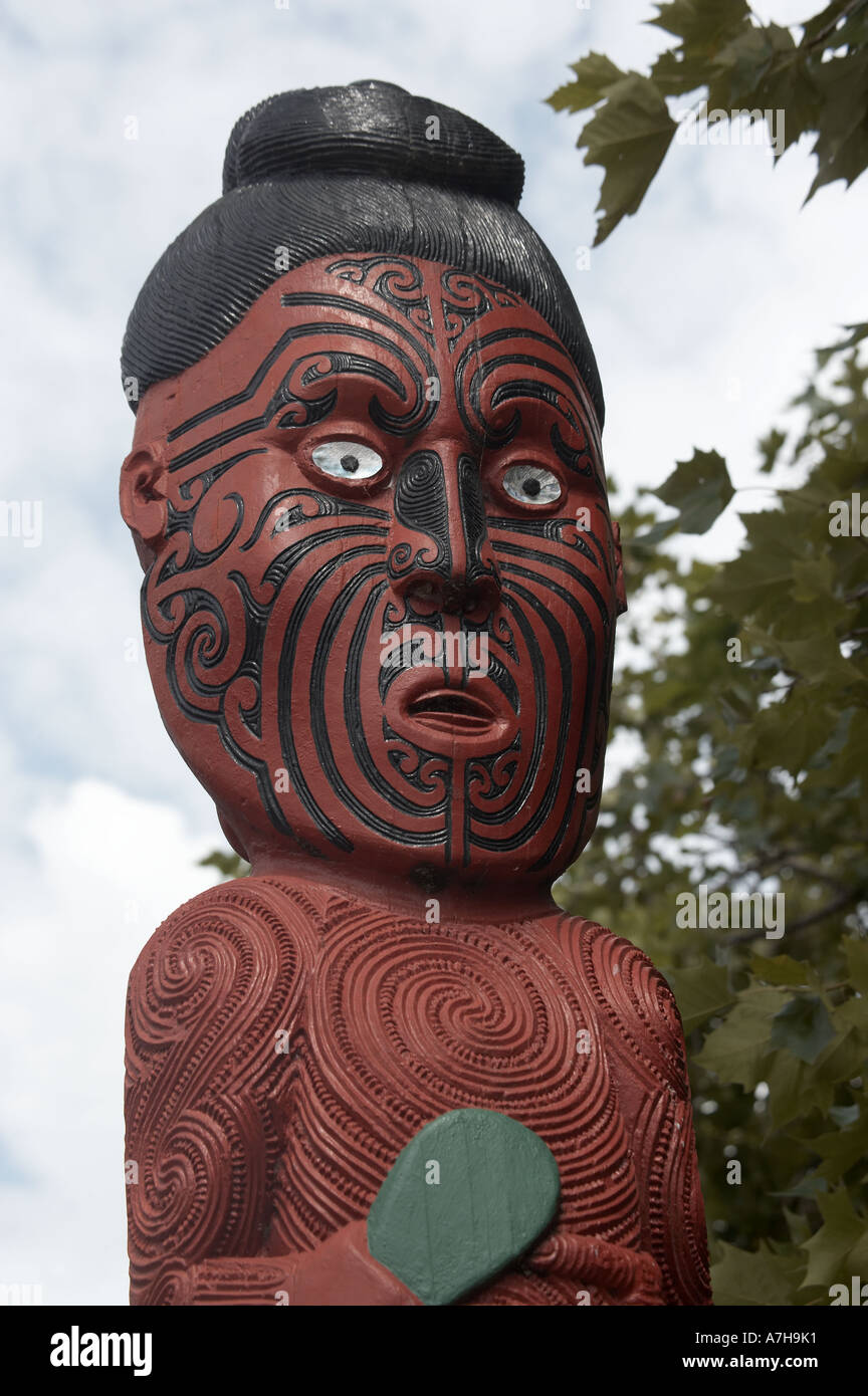 Maori statue hi-res stock photography and images - Alamy