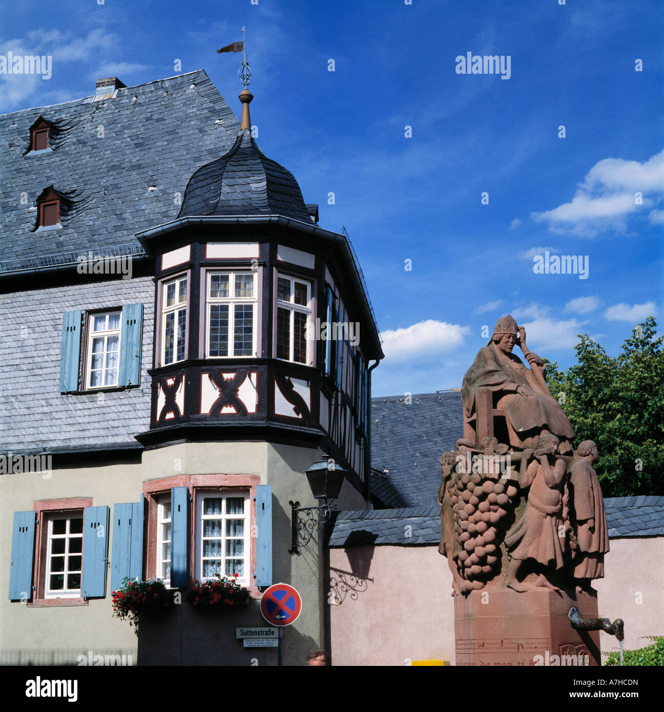 Marktplatz von Kiedrich im Rheingau mit dem Valentinsbrunnen Stock ...