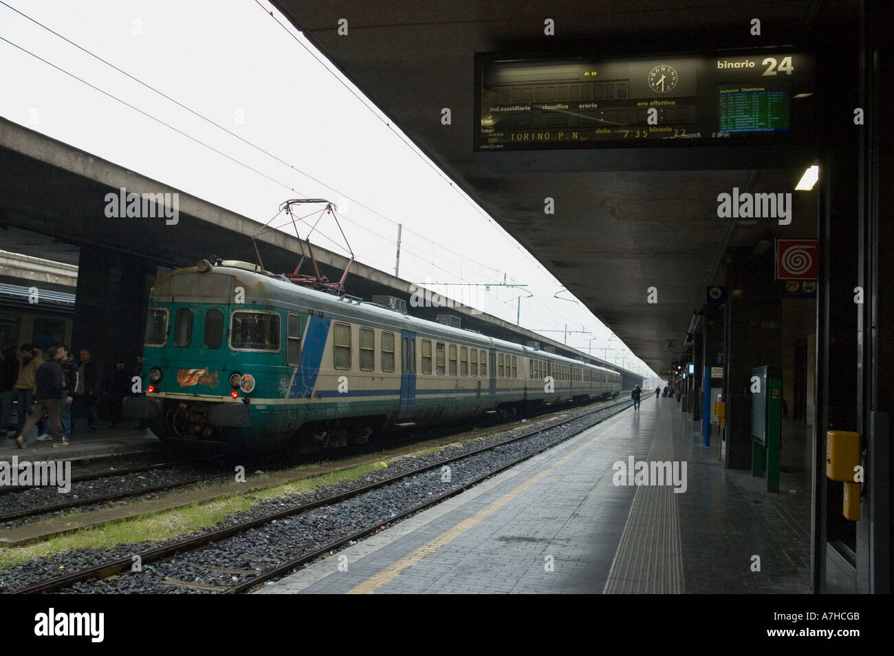 Train at a platform termini station Rome Stock Photo - Alamy