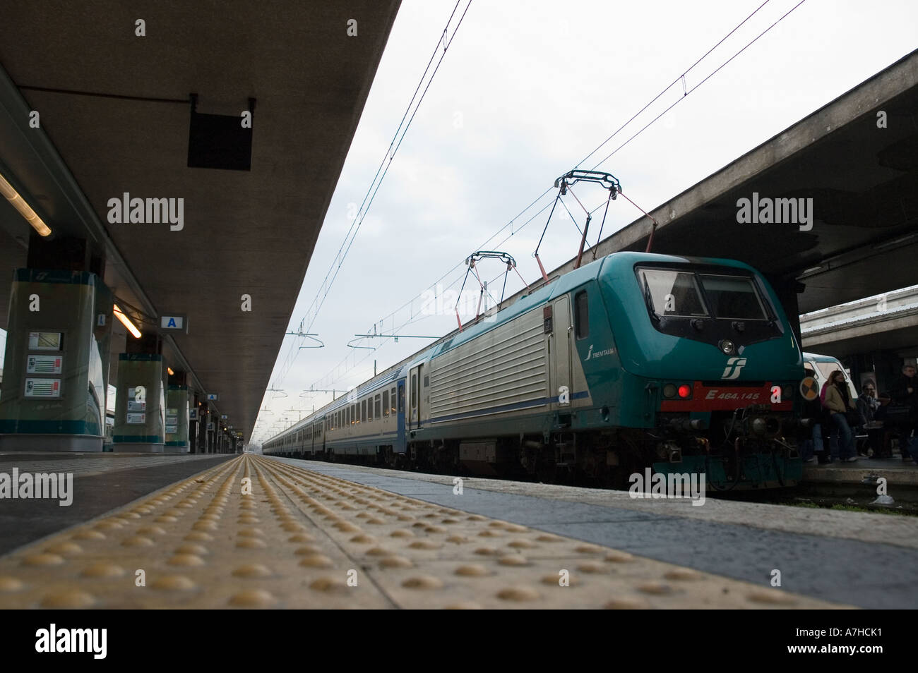 Train at a platform termini station Rome Stock Photo - Alamy