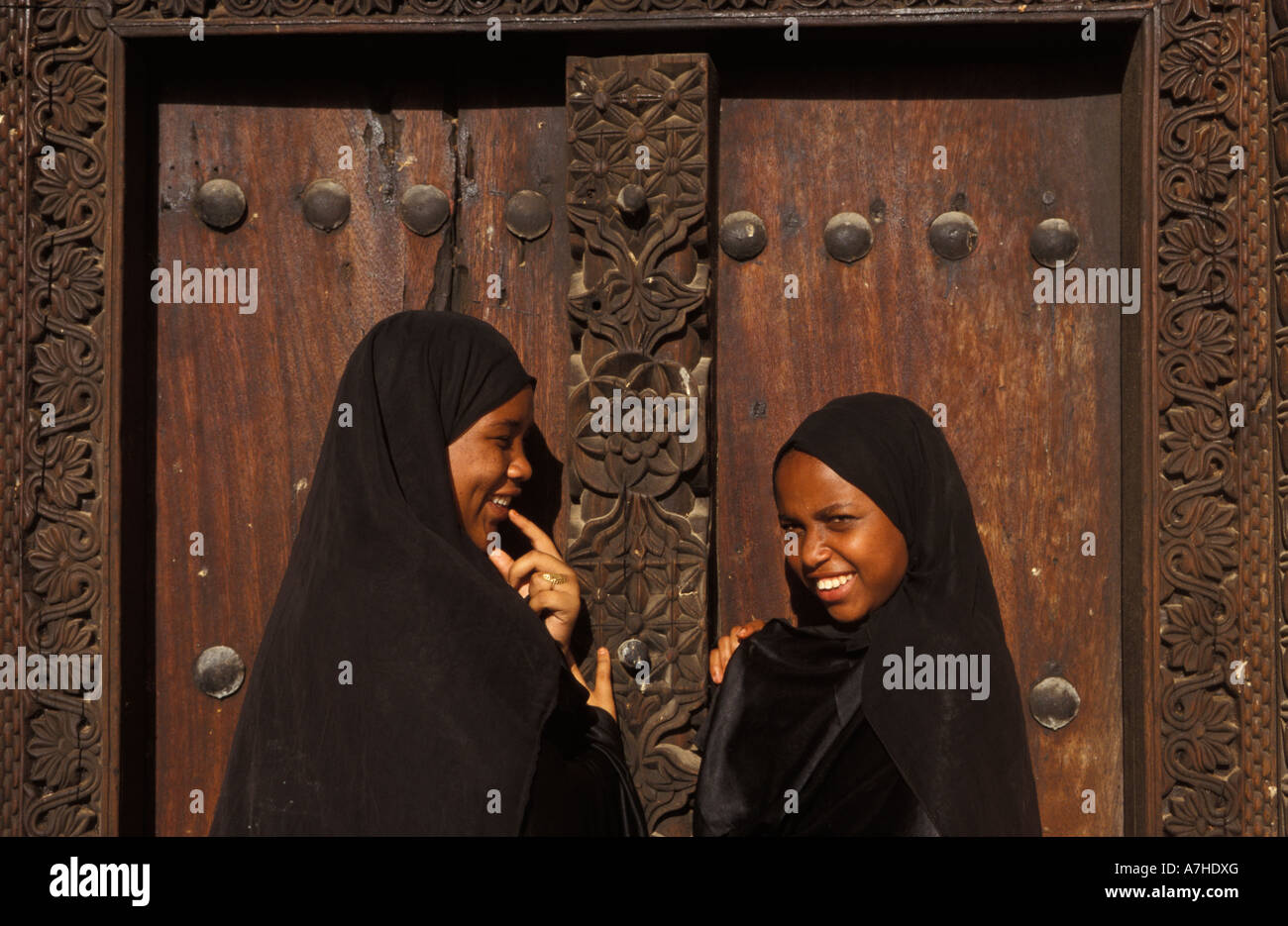 Swahili woman wearing black bui bui hi-res stock photography and images ...