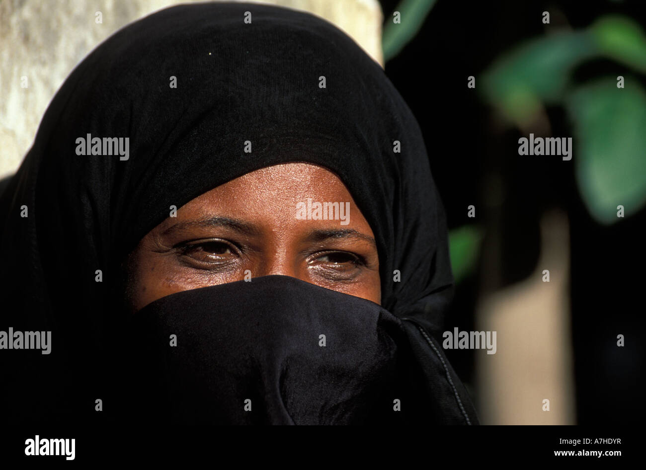 Swahili woman wearing a traditional buibui, Lamu, Kenya Stock Photo - Alamy