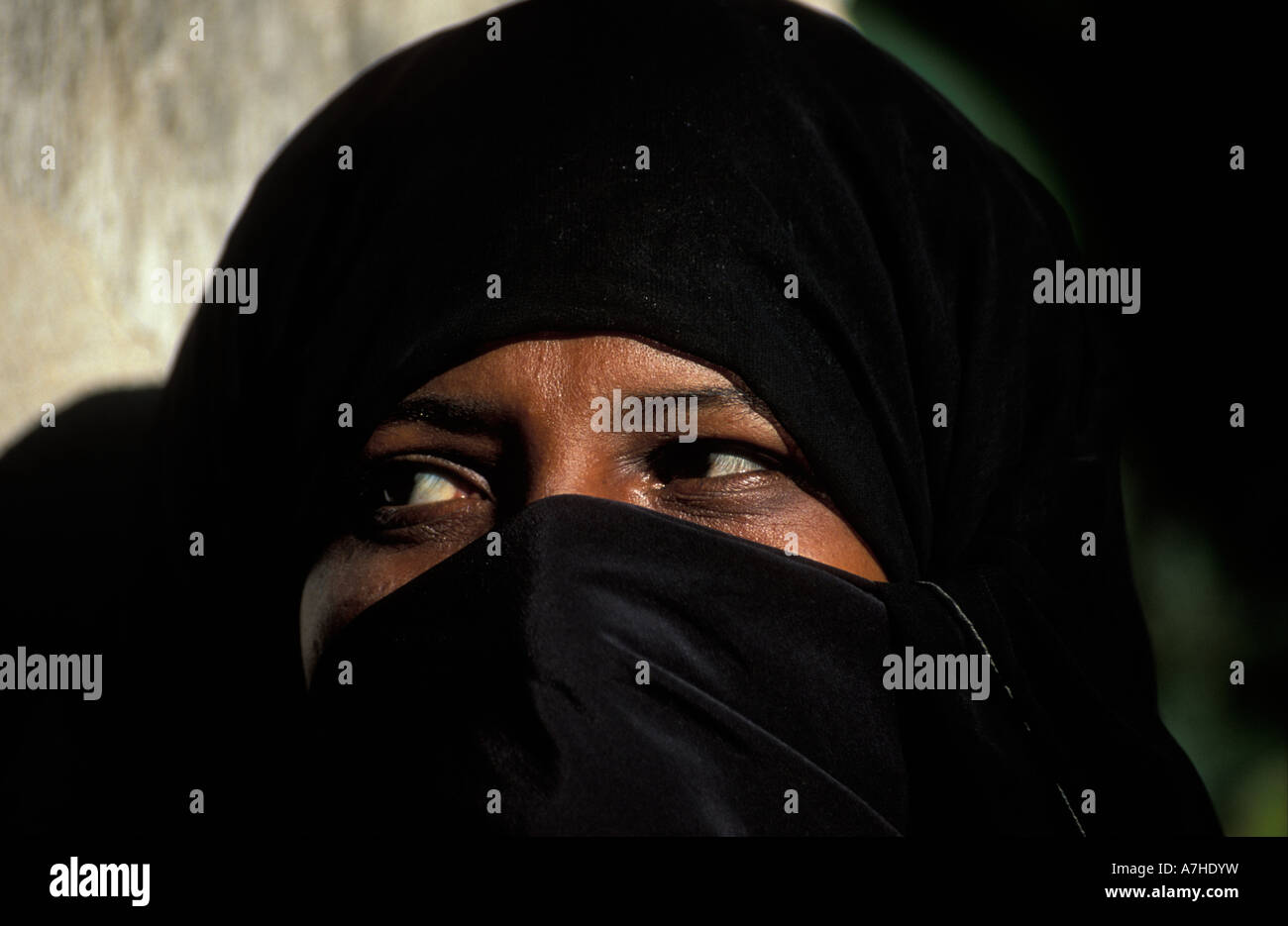 Swahili woman wearing a traditional buibui, Lamu, Kenya Stock Photo - Alamy