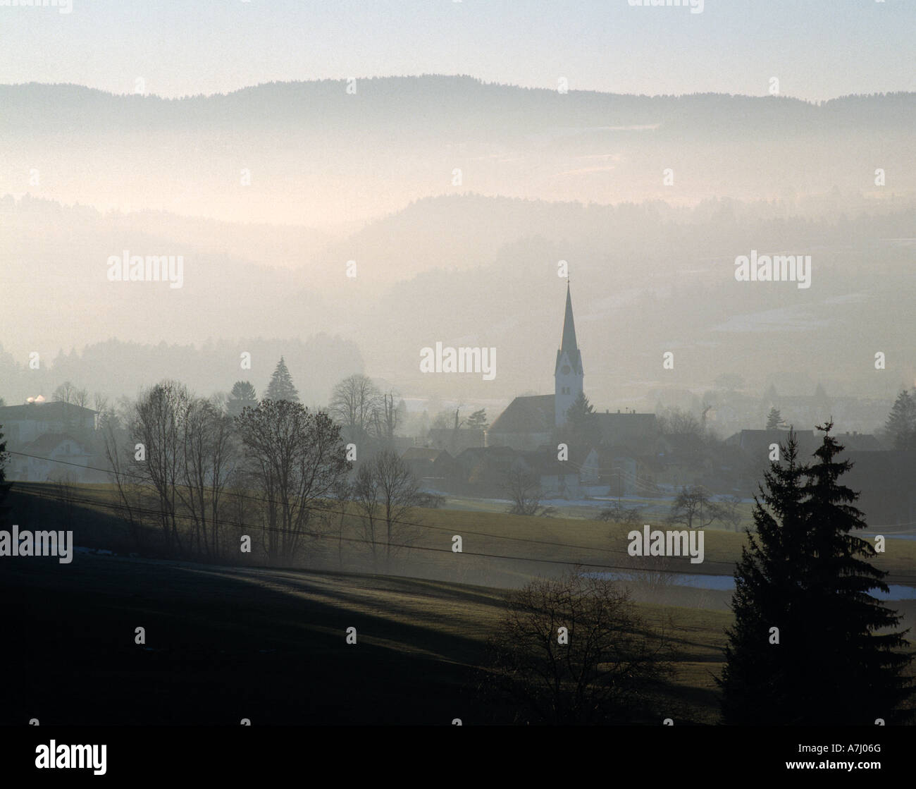 Gebirgslandschaft im Nebel mit dem Ortsteil Weiler im Allgaeu, Weiler ...
