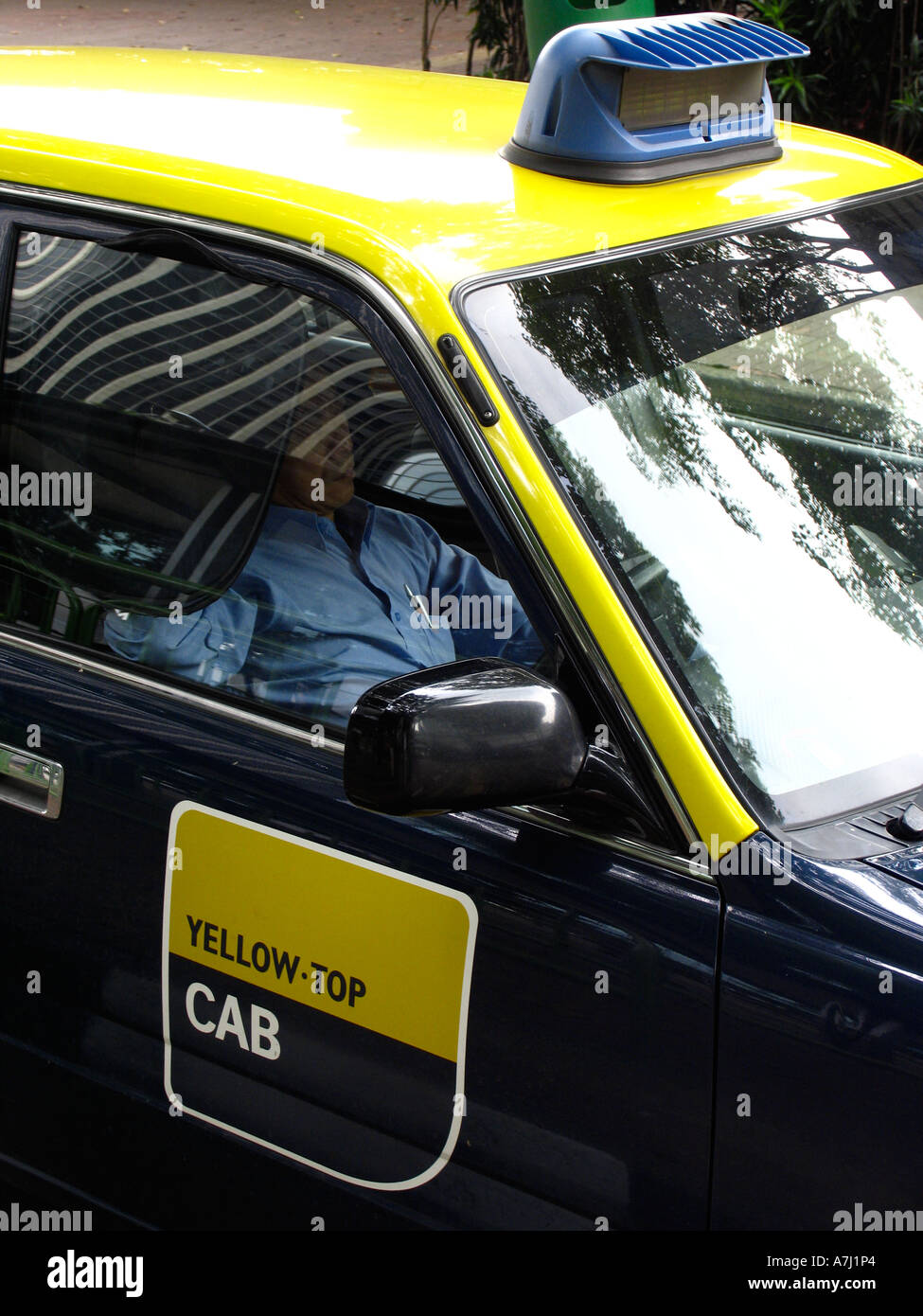 Yellow top taxi Singapore Stock Photo - Alamy
