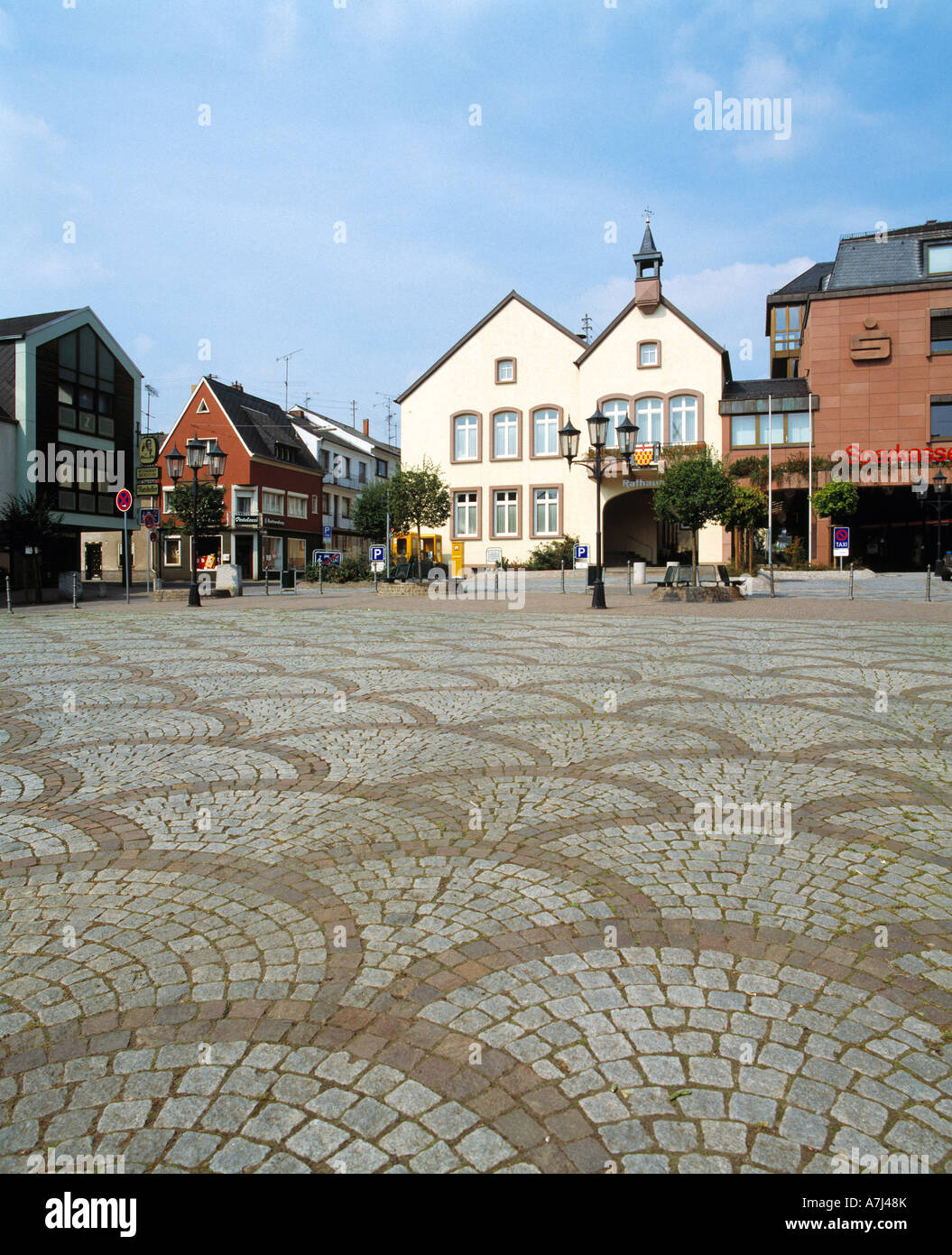 Marktplatz mit Rathaus in Wadern, Saarland Stock Photo - Alamy