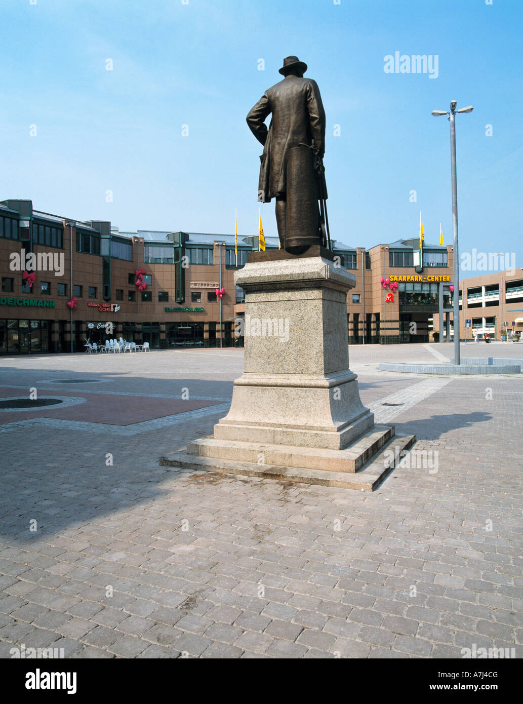 Stummplatz mit Arbeiterdenkmal Carl Ferdinand von Stumm und Saarpark ...