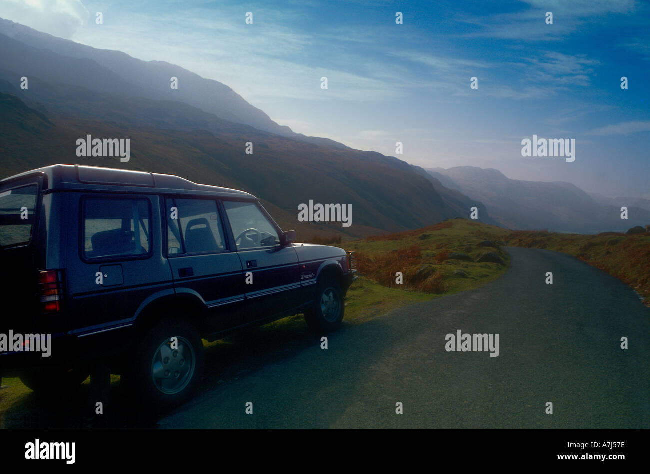 Land rover discovery 4 cars hi-res stock photography and images - Alamy