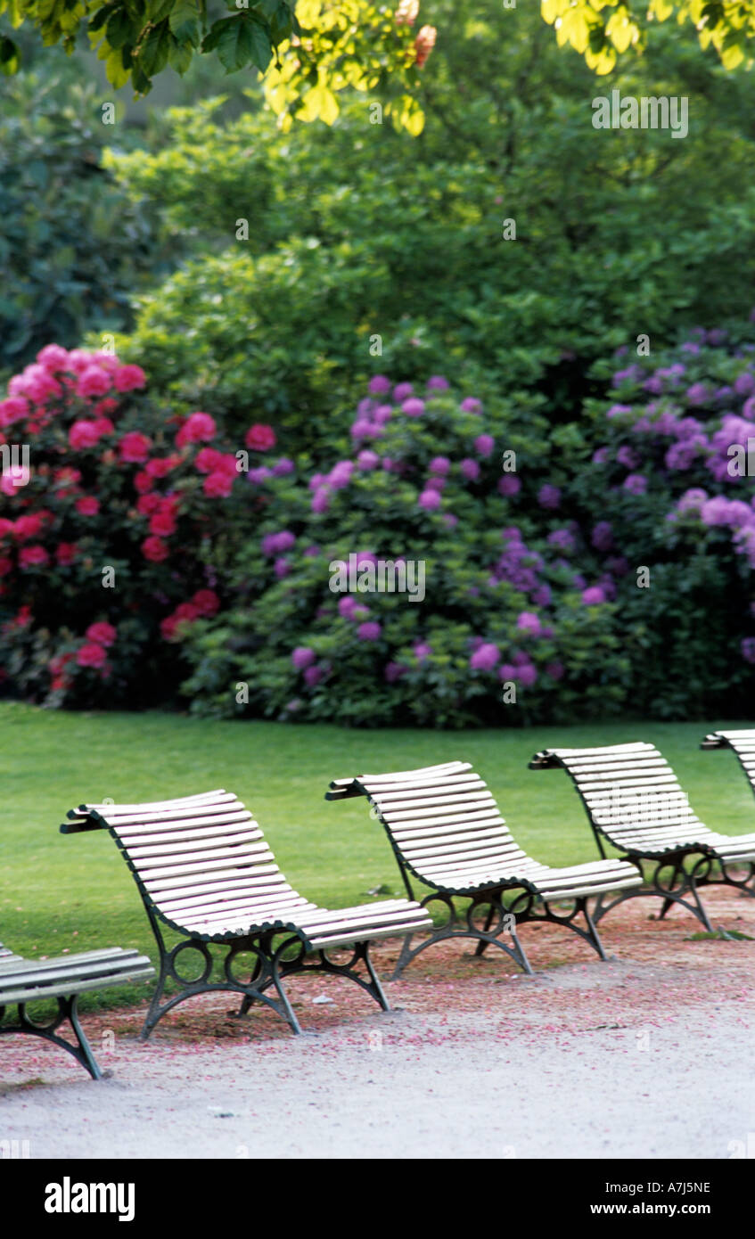 Row of park benches in a garden along the Champs-Elysèes, Paris Stock ...