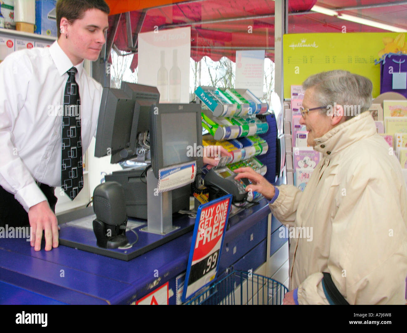 Helping elderly supermarket hi-res stock photography and images - Alamy