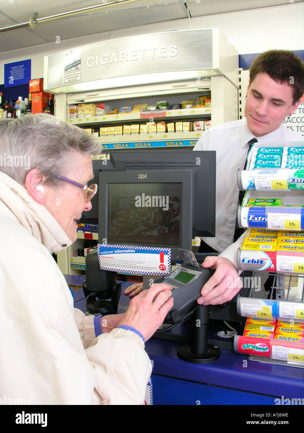 Helping elderly supermarket hi-res stock photography and images - Alamy