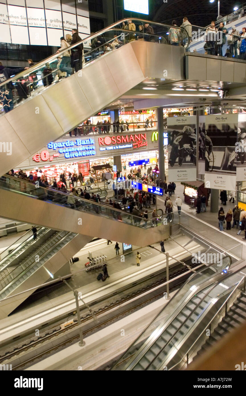 Escalators multi level architecture hi-res stock photography and images ...