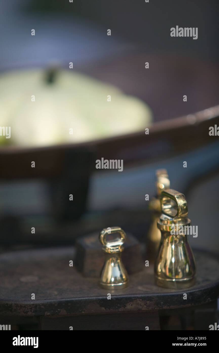 Traditional set of scales hi-res stock photography and images - Alamy