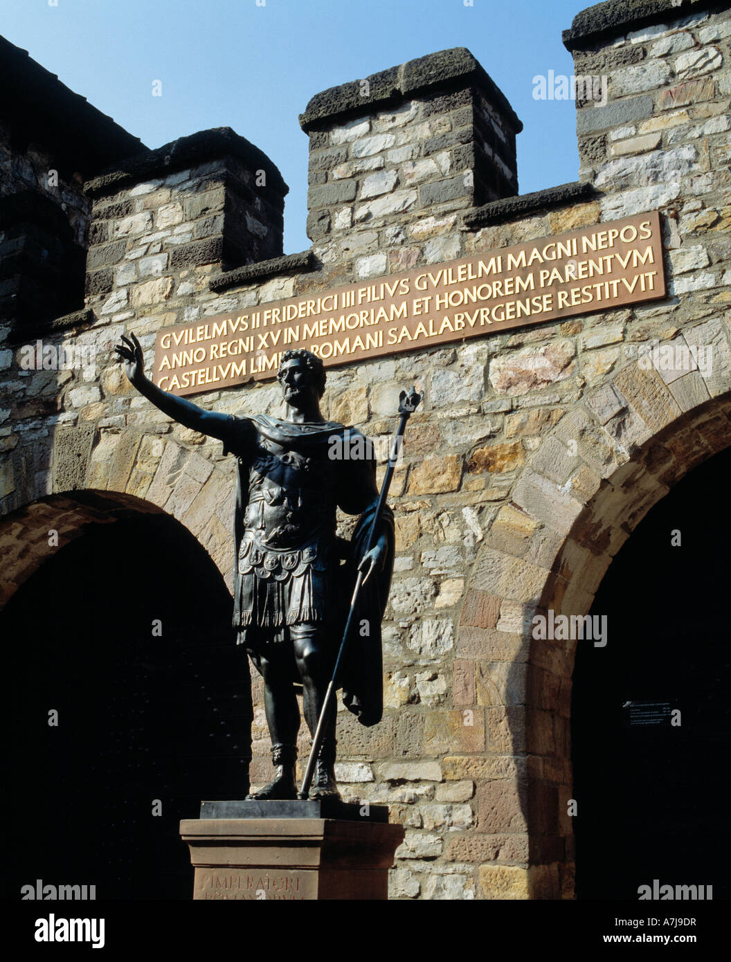 Roemerkastell Saalburg, Porta Praetoria mit Kaiserstatue, Skulptur ...