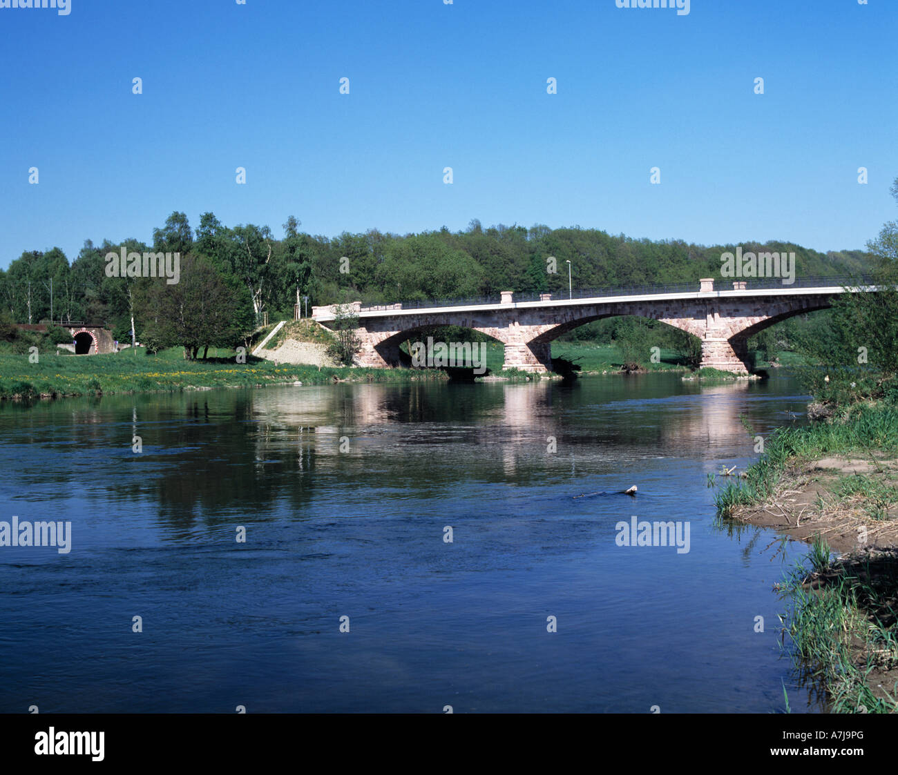 Flusslandschaft der Eder mit Ederbruecke bei Felsberg-Wolfershausen ...