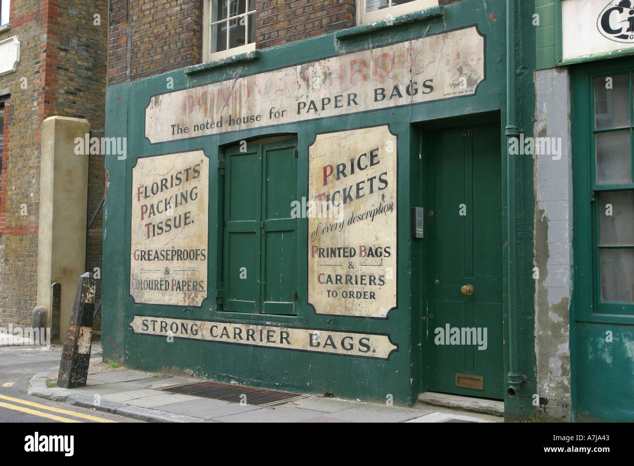Old fashioned london shop hi-res stock photography and images - Alamy