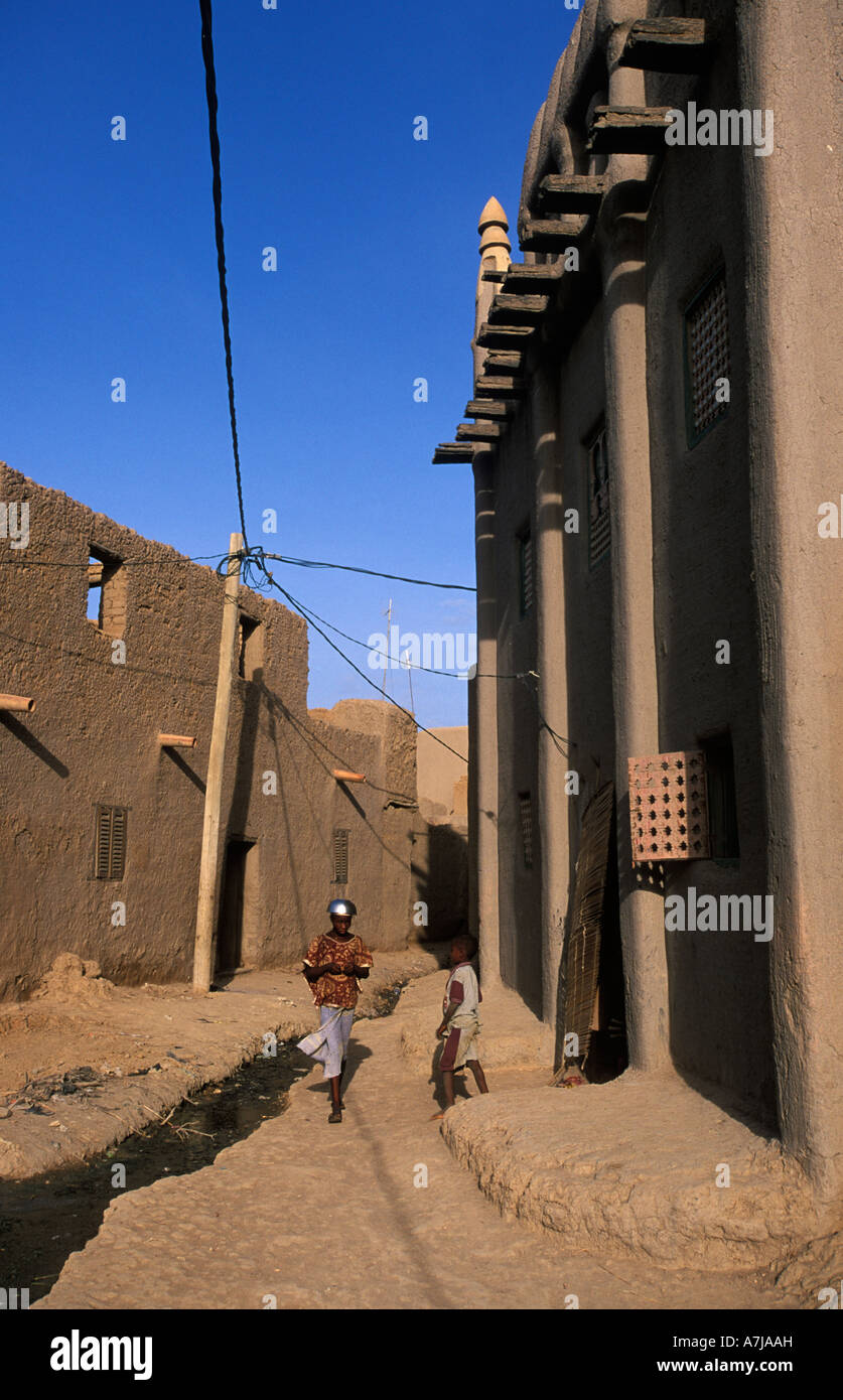 Alley of traditional Moroccan style mud houses, Djenné, Mali Stock ...