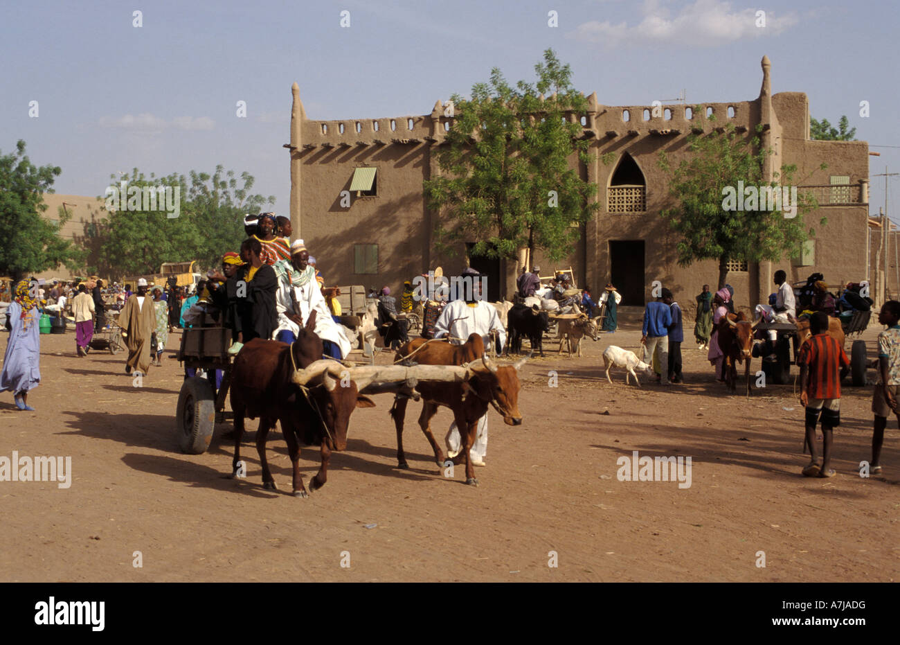 Every Monday the villagers come to sell their goods in Djenné market in ...