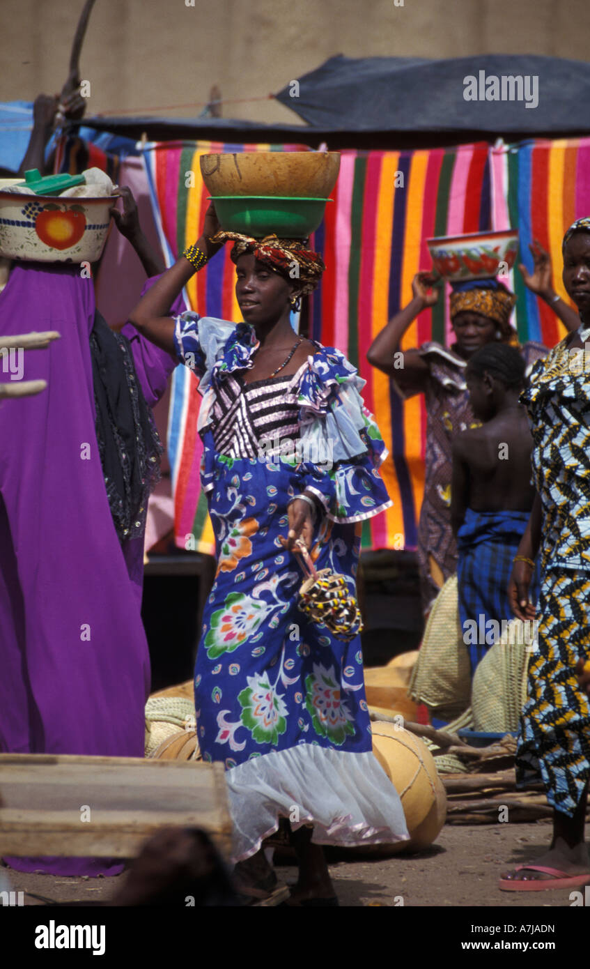 Every Monday the villagers come to sell their goods in Djenné market in ...