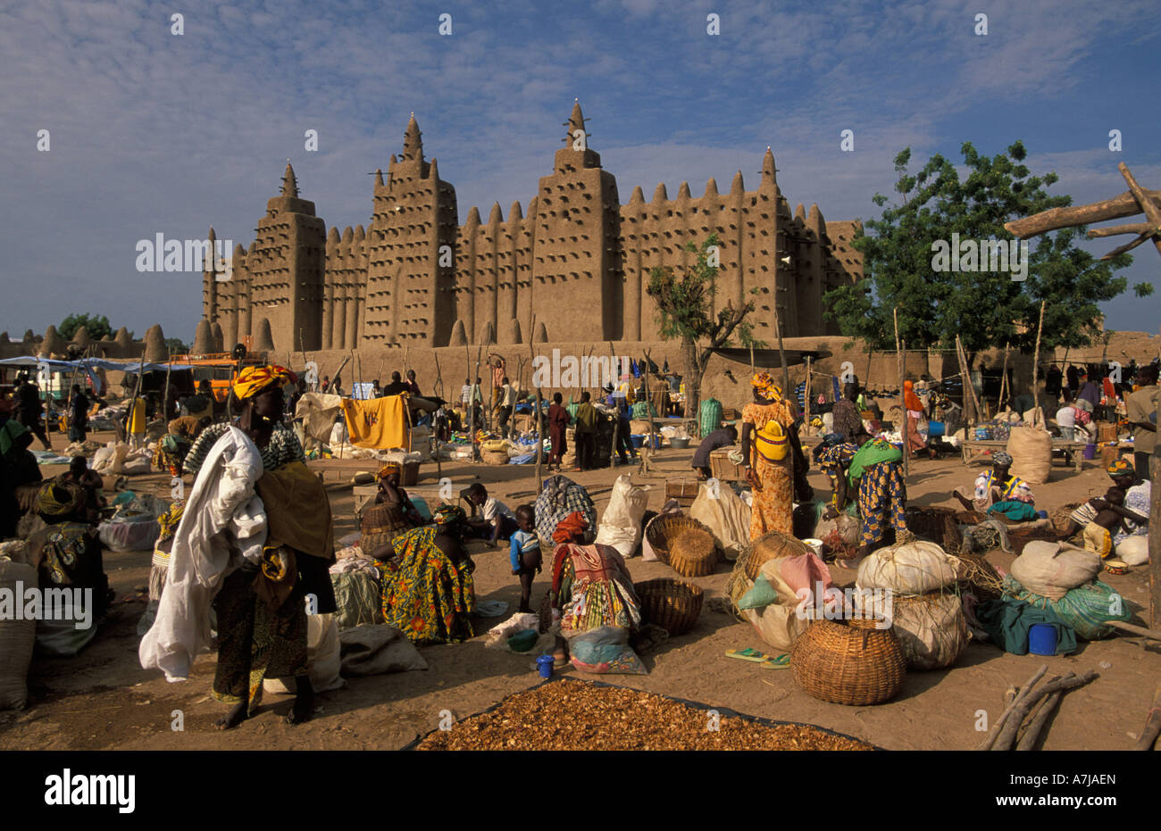 Djenné mosque on market day, the largest mud structure in the world ...